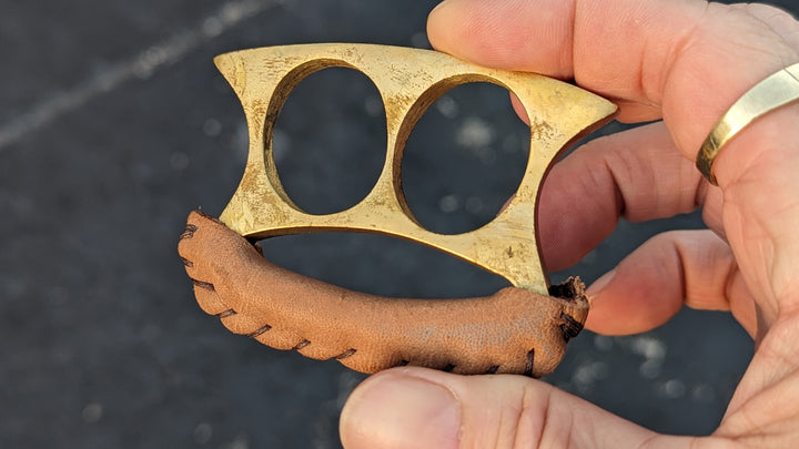 BRASS KNUCKLES – LIGHTNING OTF KNIVES