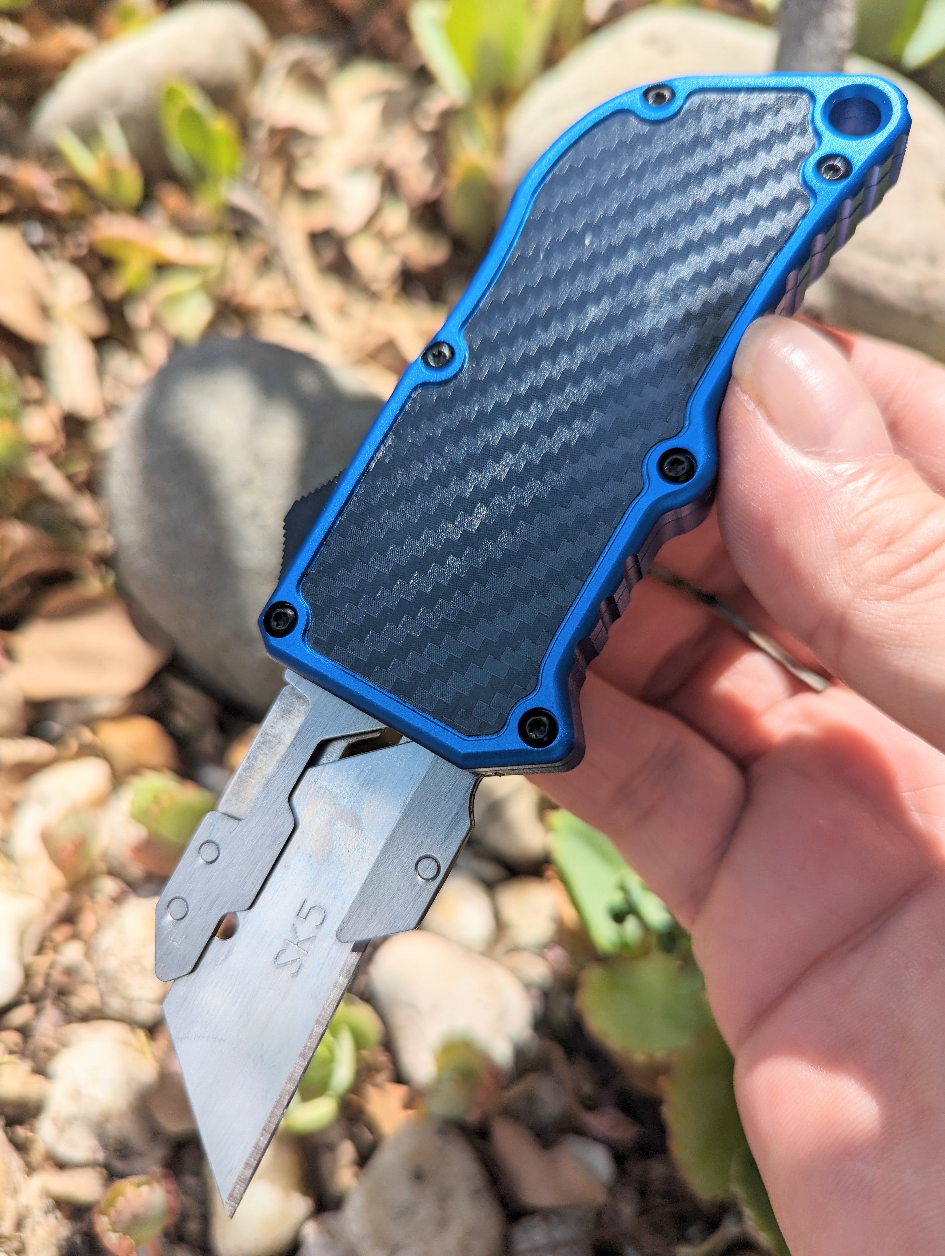 Blue Carbon Fiber D/A Box Cutter OTF Knife – LIGHTNING OTF KNIVES
