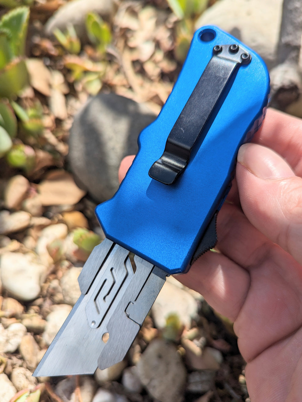 Blue Carbon Fiber D/A Box Cutter OTF Knife – LIGHTNING OTF KNIVES