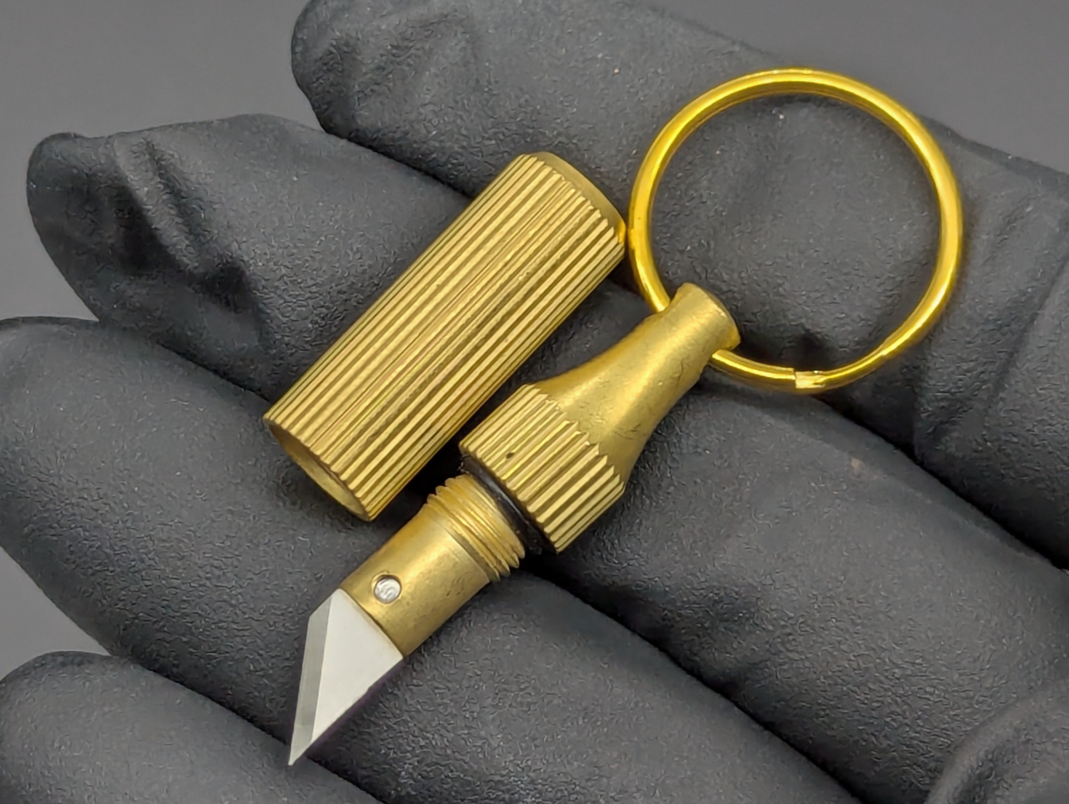 MINI BRASS CAPSULE RAZOR KEYRING – LIGHTNING OTF KNIVES